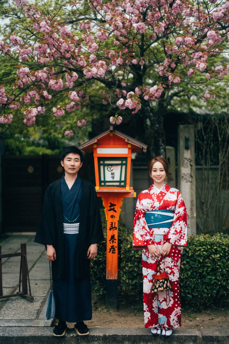 A Beautiful Sakura Outdoor Pre-wedding Photo Shoot in Japan - Bride and ...
