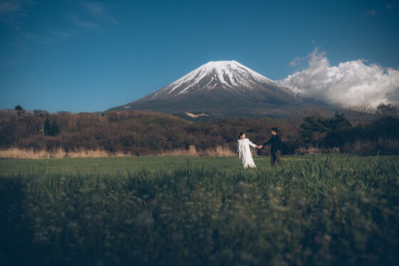 A Pre-wedding Shoot in Japan With Scenic Shots of Mt. Fuji - Bride and ...