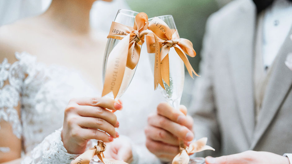Add A Luxurious Touch of Gold To Your Wedding. Here's How. - Bride and ...
